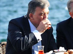 Gül'ün Boğaz'da simit ve çay keyfi - Timeturk